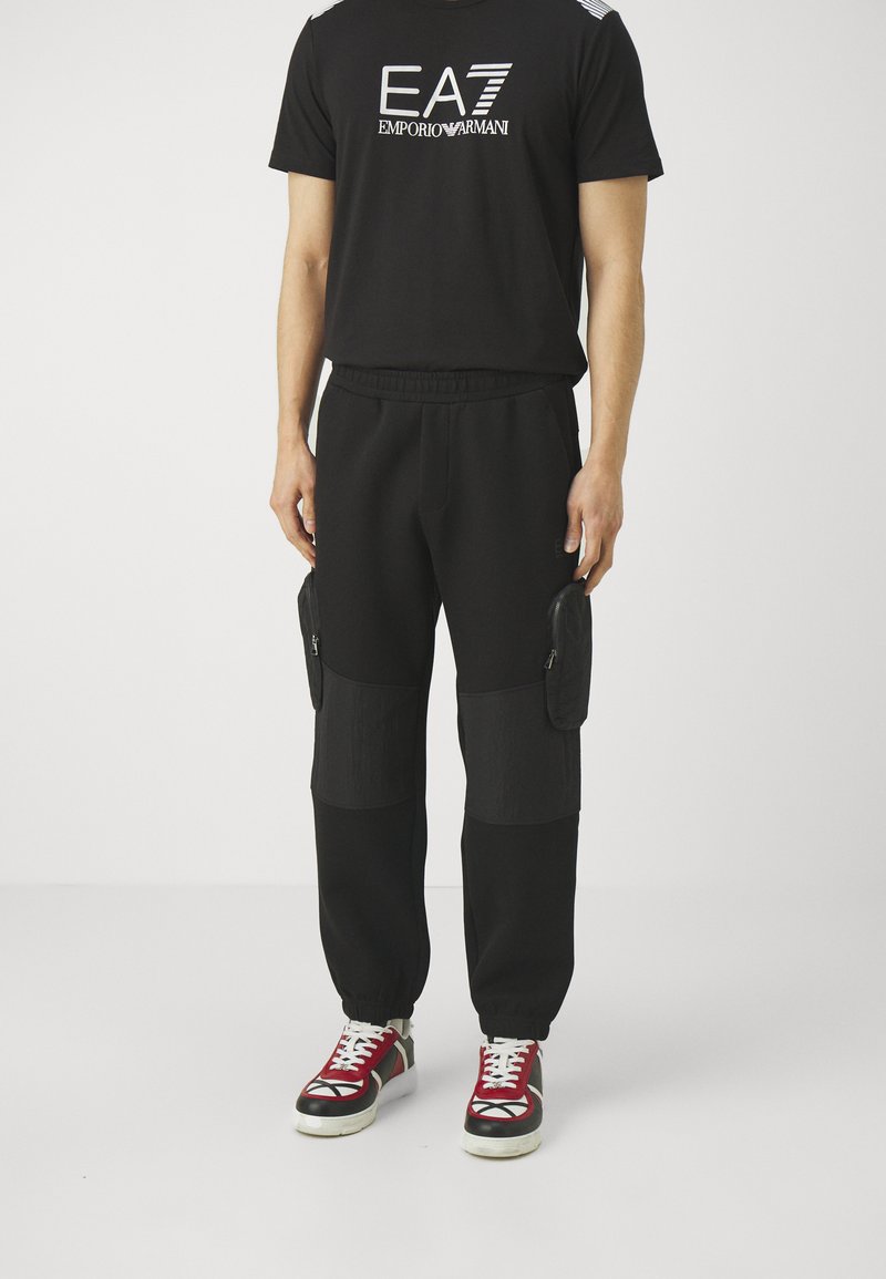 EA7 Emporio Armani TROUSER - Pantalon cargo - nero/noir - ZALANDO.FR