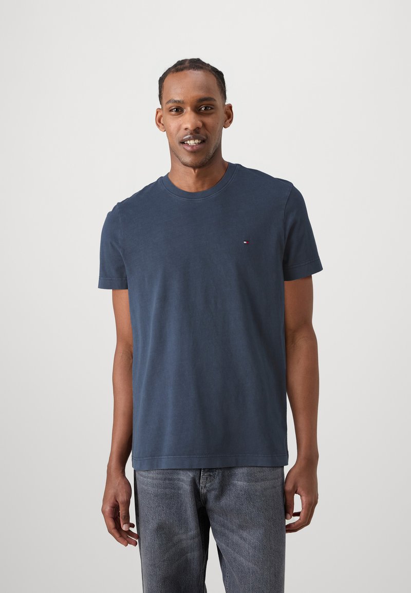 Tommy Hilfiger GARMENT CHEST FLAG - T-shirt basic - desert sky ...