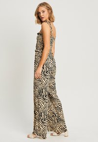 CALLI JENNI - Overall / Jumpsuit - beige tiger/nude - Zalando.se