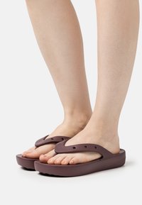 Crocs CLASSIC PLATFORM FLIP - Chanclas de dedo - dark cherry/burdeos ...