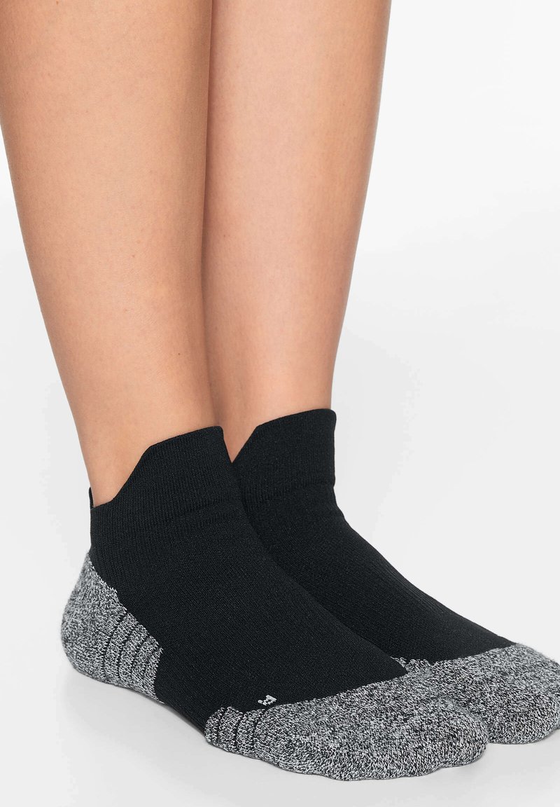 OYSHO 2 PAIRS OF COOLMAX TRAINER - Socken - black/schwarz - Zalando.at