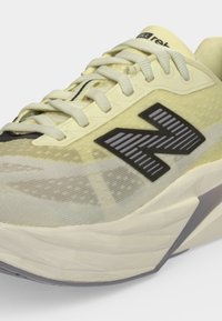 New Balance REBEL V5 - Chaussures de running sur route - pistachio ...
