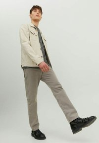 Jack & Jones CHRIS COOPER CJ 972 LID - Jean droit - drizzle/gris clair ...