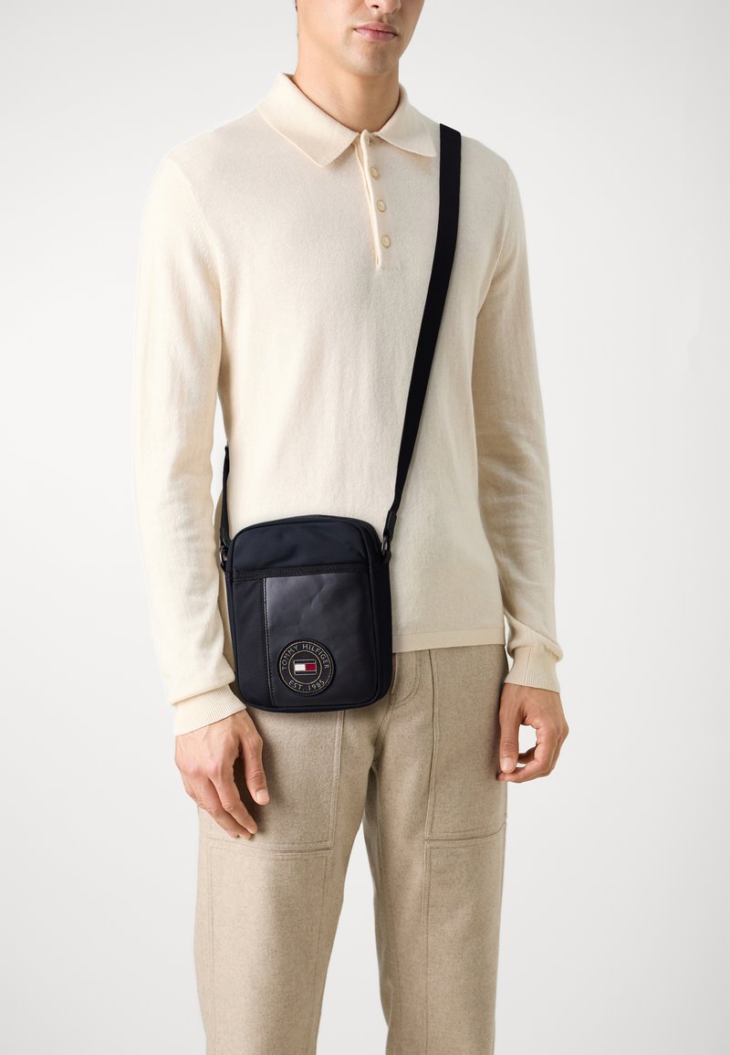 Tommy Hilfiger BLOCKED MINI REPORTER - Torba preko tijela - black/crno ...