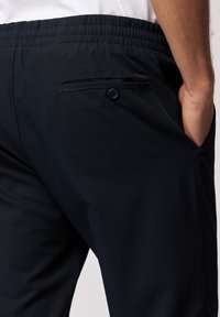 ROY ROBSON DRAWSTRING - Stoffhose - dunkelblau - Zalando.ch