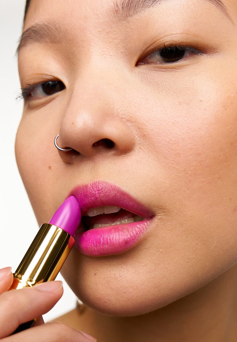 Revlon ROUGE À LÈVRES SUPERLUSTROUS - Lippenstift - 770 dramatic ...