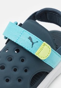 Puma EVOLVE UNISEX - Trekkingsandale - dark night/hero blue/weiß ...