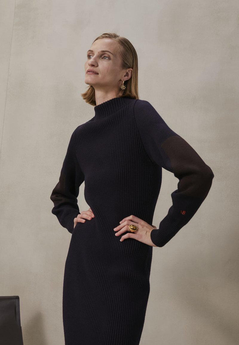 Victoria Beckham NECK JUMPER DRESS - Strickkleid - navy/chocolate ...