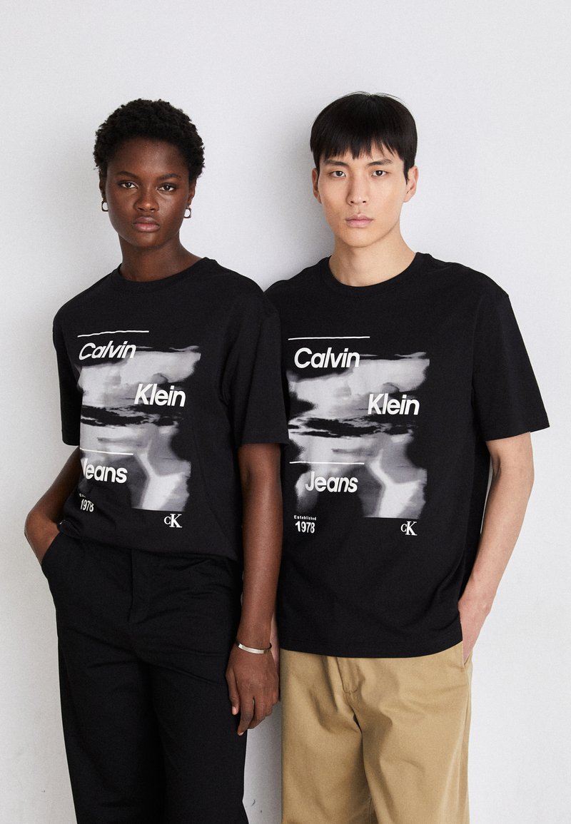 Calvin Klein Jeans DIFFUSED LOGO TEE UNISEX - T-Shirt print - black ...