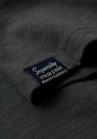 Superdry 70S RETRO FONT GRAPHIC - T-shirt print - washed black ...