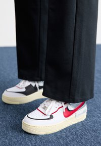 Nike Sportswear AF1 SHADOW - Sneakers low - white/gym red/black ...