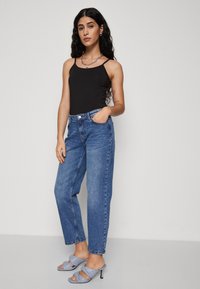 Vero Moda Petite VMKYLA - Jean droit - medium blue denim/denim bleu ...
