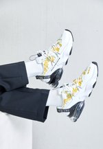 Versace Jeans Couture FONDO NOMO - Trainers - white/gold/white ...
