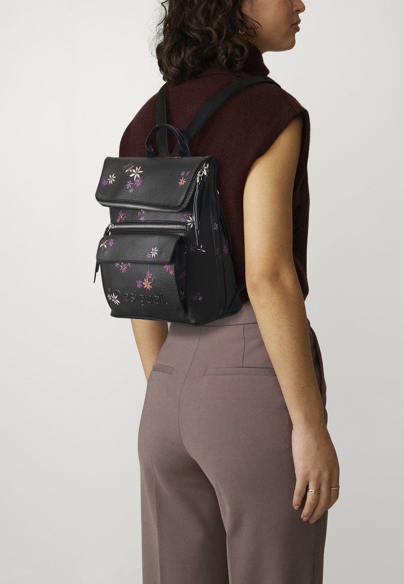 Desigual FLOR YVETTE NERANO MINI - Reppu - black/musta - Zalando.fi