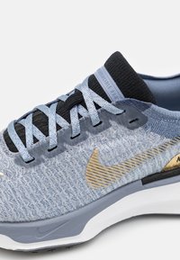 Nike Performance ZOOMX INVINCIBLE RUN FK 3 - Hardloopschoenen neutraal ...