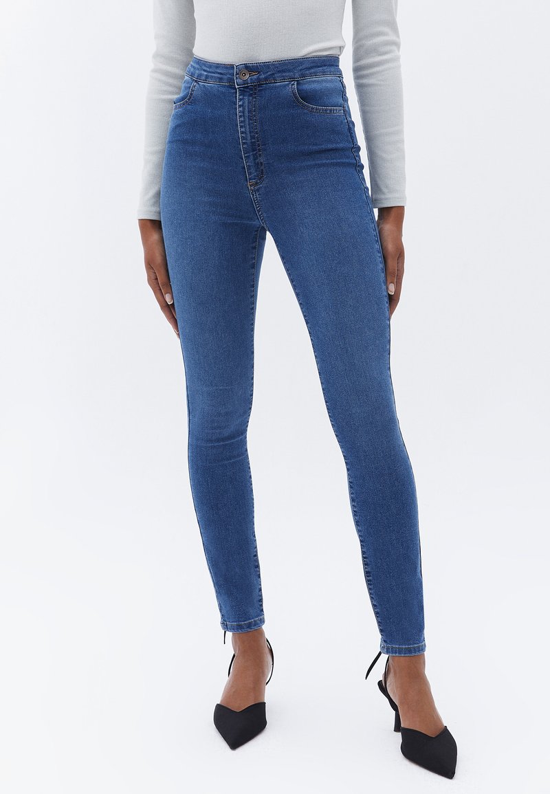 OXXO ULTRA HIGH RISE - Jeans Skinny Fit - mid denim/blauw denim ...