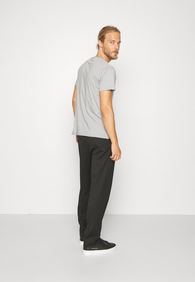 Filippa K SAMSON TROUSER - Stoffhose - black/schwarz - Zalando.ch