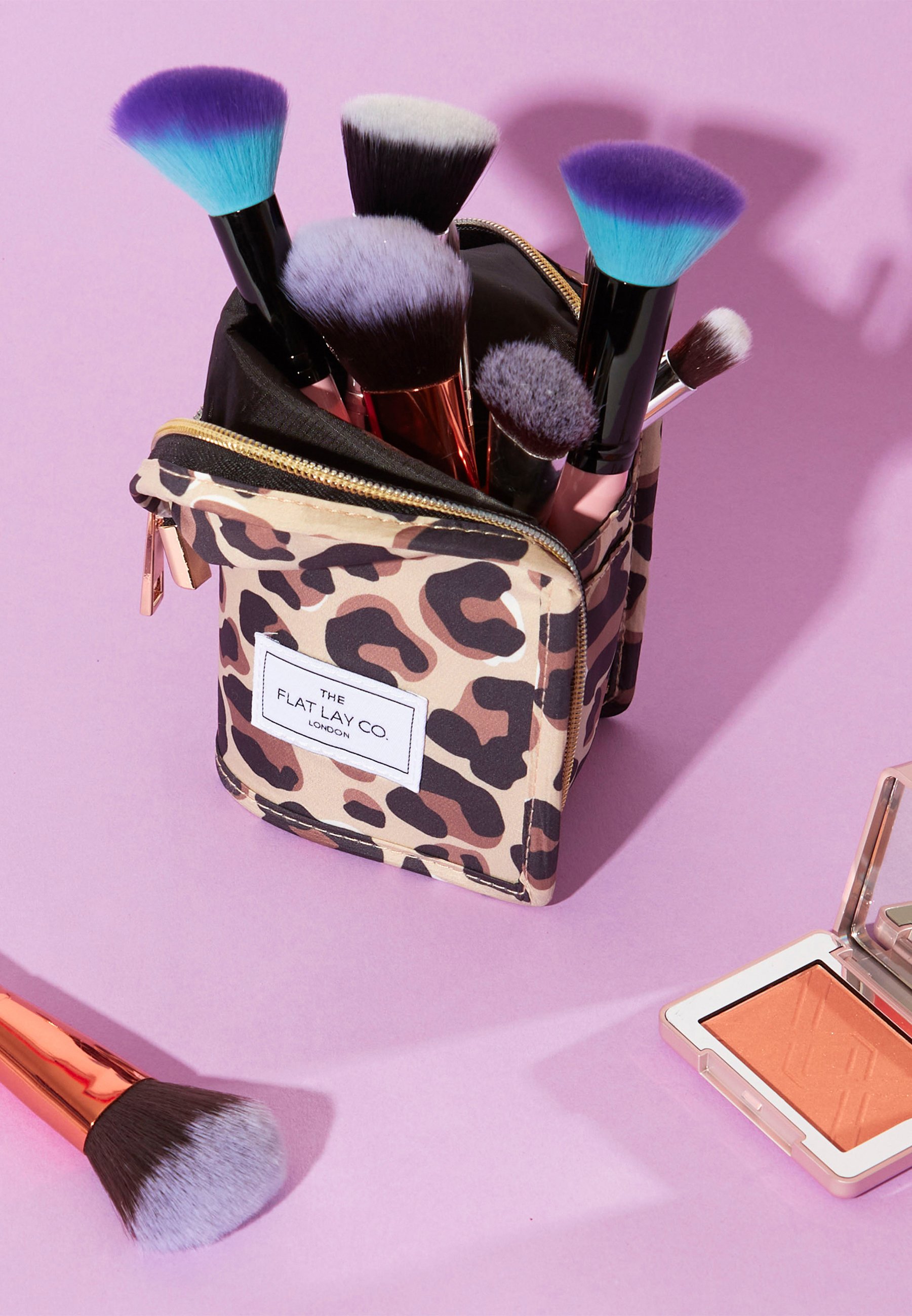The Flat Lay Co. THE FLAT LAY CO. STANDING BRUSH CASE Trousse de toilette leopard print multicolore ZALANDO.FR