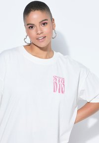 Studio Untold STATEMENT - Print T-shirt - off-white/white - Zalando