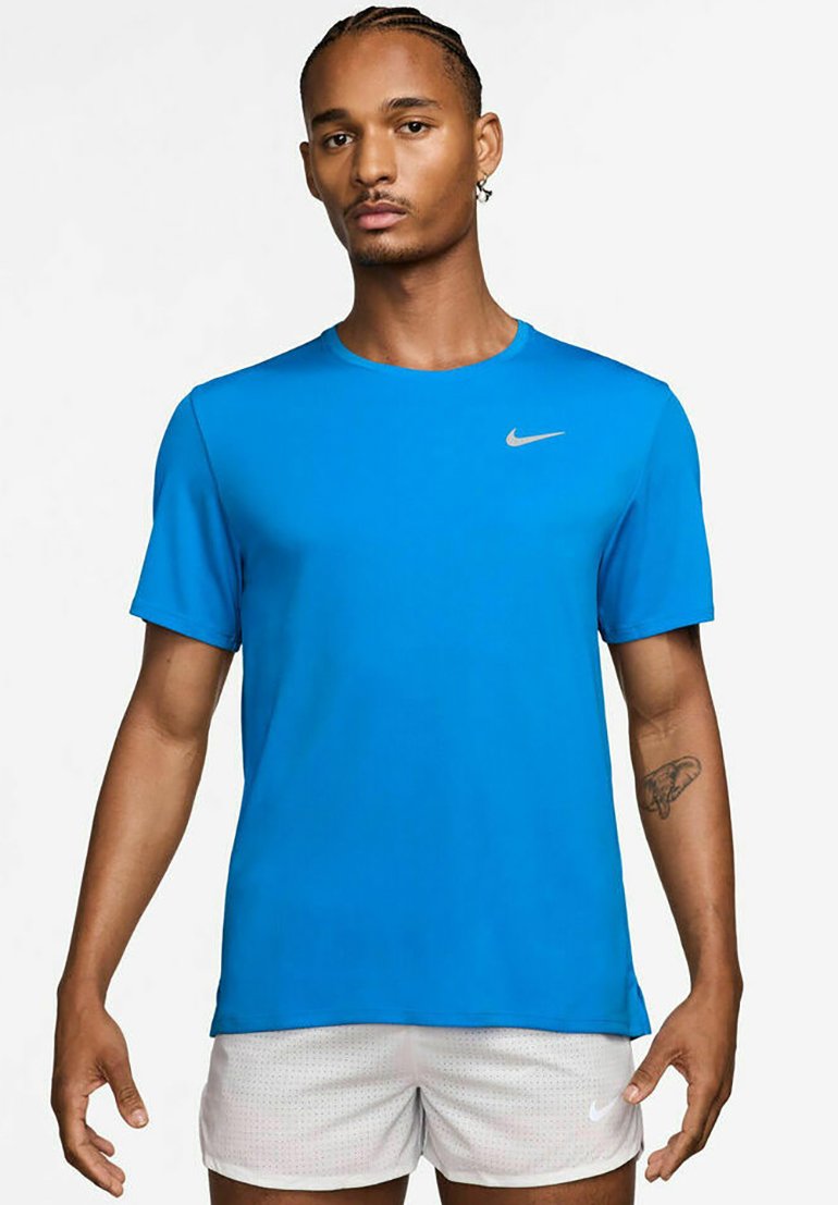 Nike Performance MILER - T-Shirt basic - blue hero reflective silv/blau ...