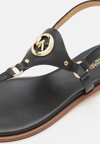 MICHAEL Michael Kors CASEY THONG - T-pántos szandálok - black/fekete ...