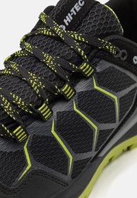 HI-TEC ULTRA TERRA - Zapatillas de trail running - black/charcoal/lime ...