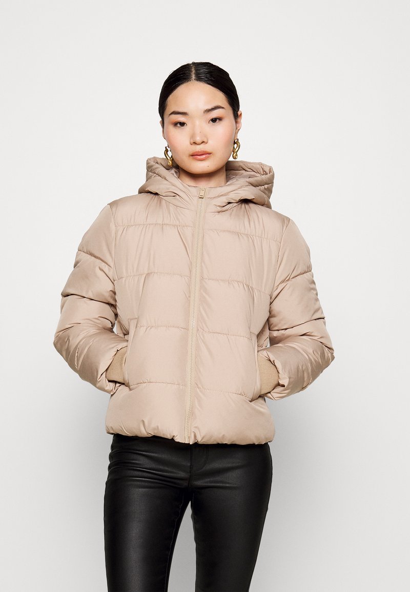 Pieces Petite PCBEE NEW SHORT PUFFER JACKET - Jachetă de iarnă - beige ...
