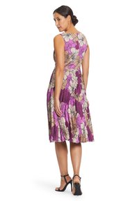 Vera Mont MIT PLISSEE - Robe de jour - weiß/violett/violet - ZALANDO.FR