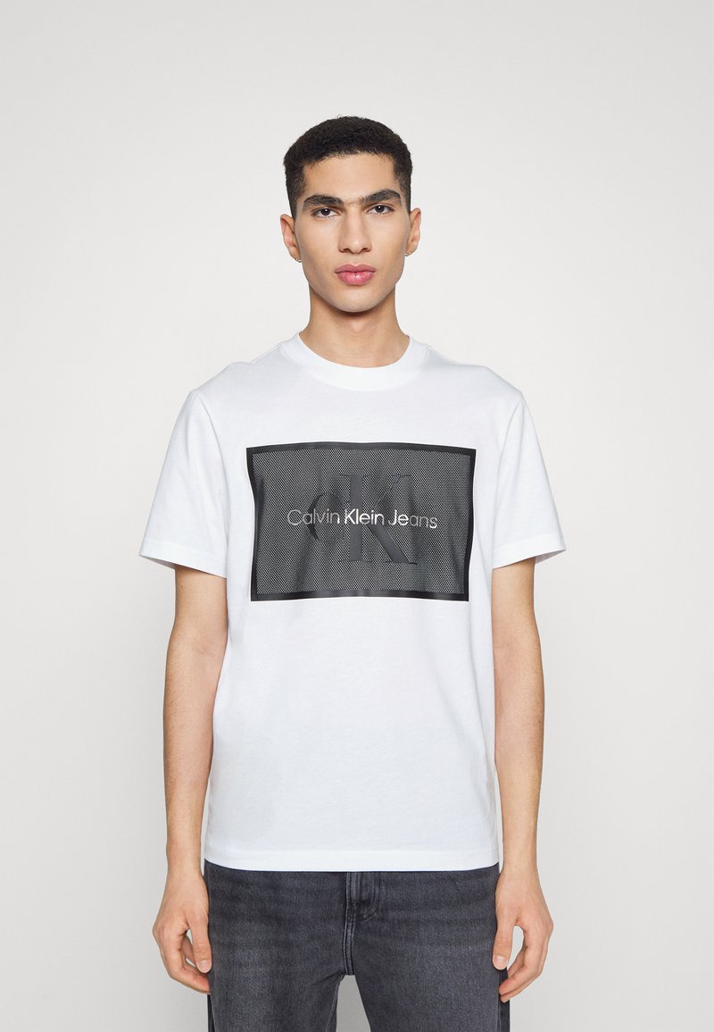 Calvin Klein Jeans MONOLOGO BOX TEE UNISEX - T-shirts print - bright white/hvid - Zalando.dk
