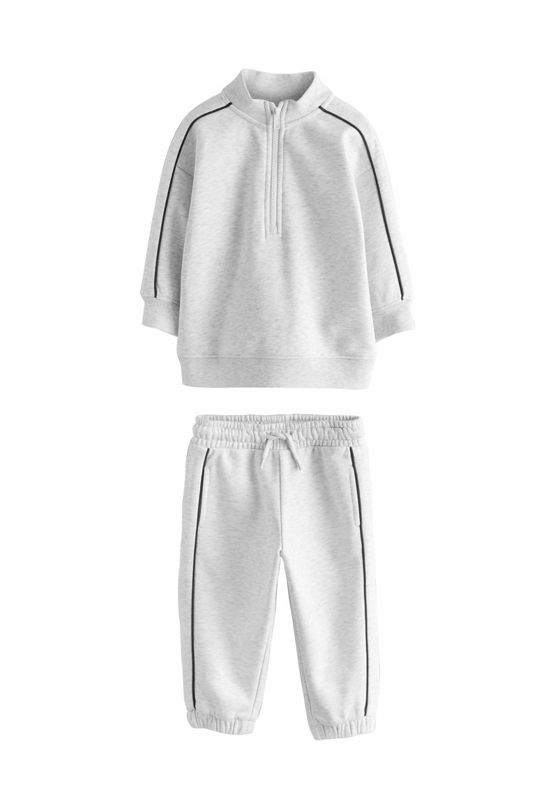 Next REGULAR FIT - NECK ZIP THROUGH AND JOGGERS SET - Træningssæt ...
