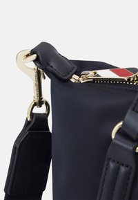 Tommy Hilfiger POPPY SMALL TOTE CORP - Handtasche - space blue ...