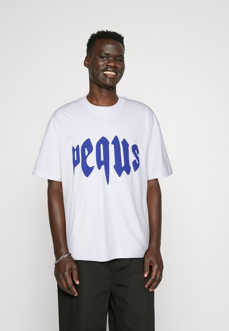 PEQUS MYTHIC LOGO UNISEX - Print T-shirt - white/blue/white - Zalando.co.uk