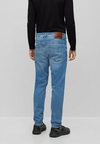 BOSS Jeans Straight Leg - turquoise nine/türkis - Zalando.de