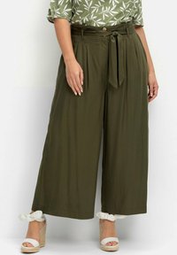 Sheego CULOTTE - Broek - dunkeloliv/olijfgroen - Zalando.nl