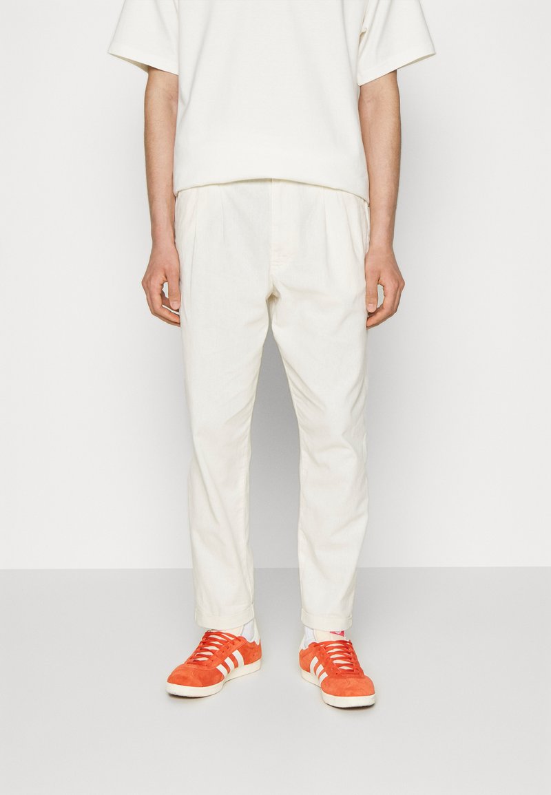 Redefined Rebel RREMIR PANTS - Pantalones chinos - pristine/crema ...