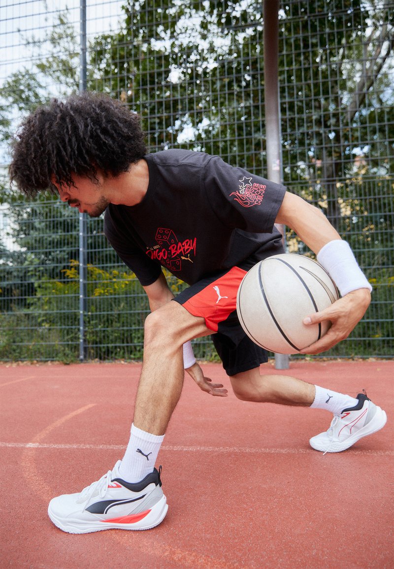 Puma PLAYMAKER PRO LO PLUS - Basketbalschoenen - white/red/wit - Zalando.nl