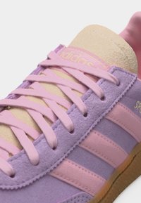 adidas Originals HANDBALL SPEZIAL UNISEX - Sneakers basse - powder plum ...