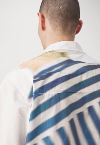 Sunnei SHORTSLEEVE CUORE DI PIETRA PRINT - Shirt - off white/off-white ...
