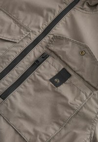 Next SHOWER RESISTANT HOODED SHACKET - Veste légère - stone natural ...