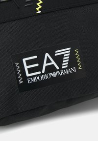 EA7 Emporio Armani TRAIN LOGO SERIES SLING BAG UNISEX - Sac banane - black/noir - ZALANDO.CH