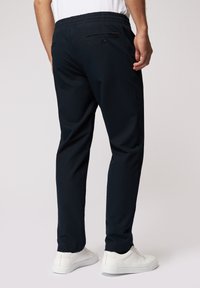 ROY ROBSON DRAWSTRING - Stoffhose - dunkelblau - Zalando.ch