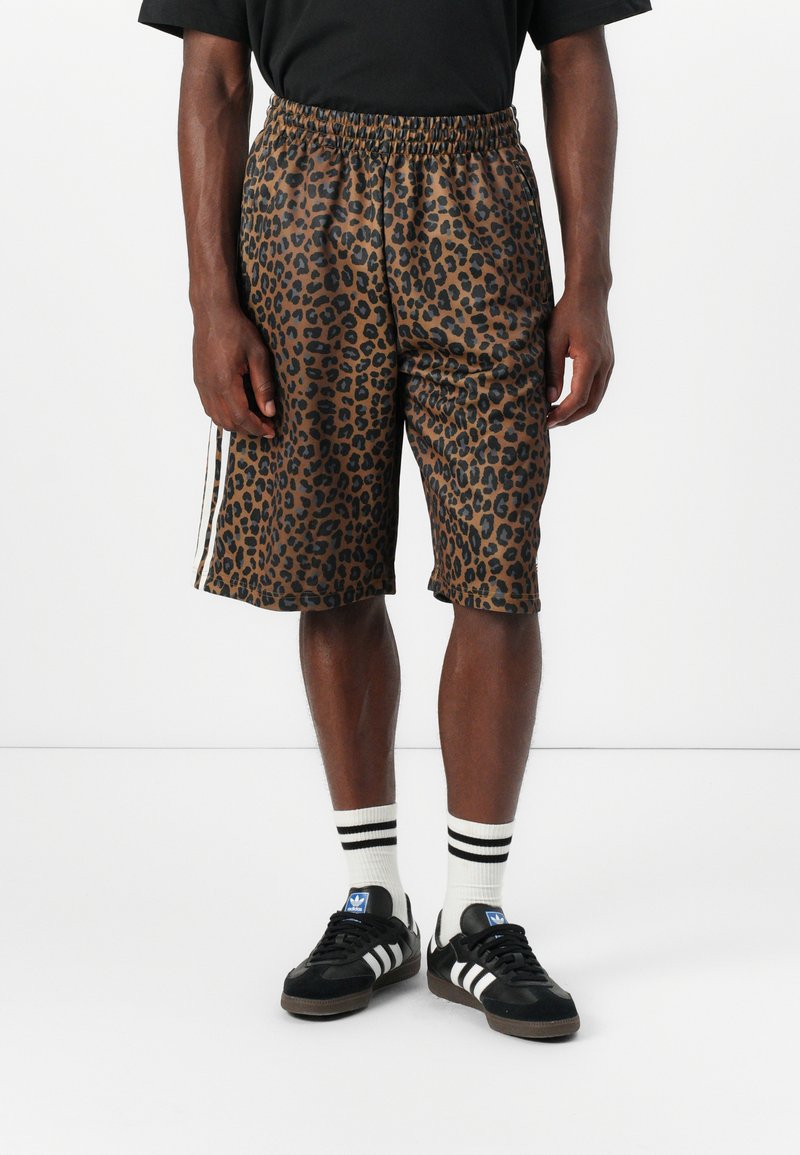 adidas Originals GRAPHIC UNISEX - Shorts - bronze strata/bronze ...