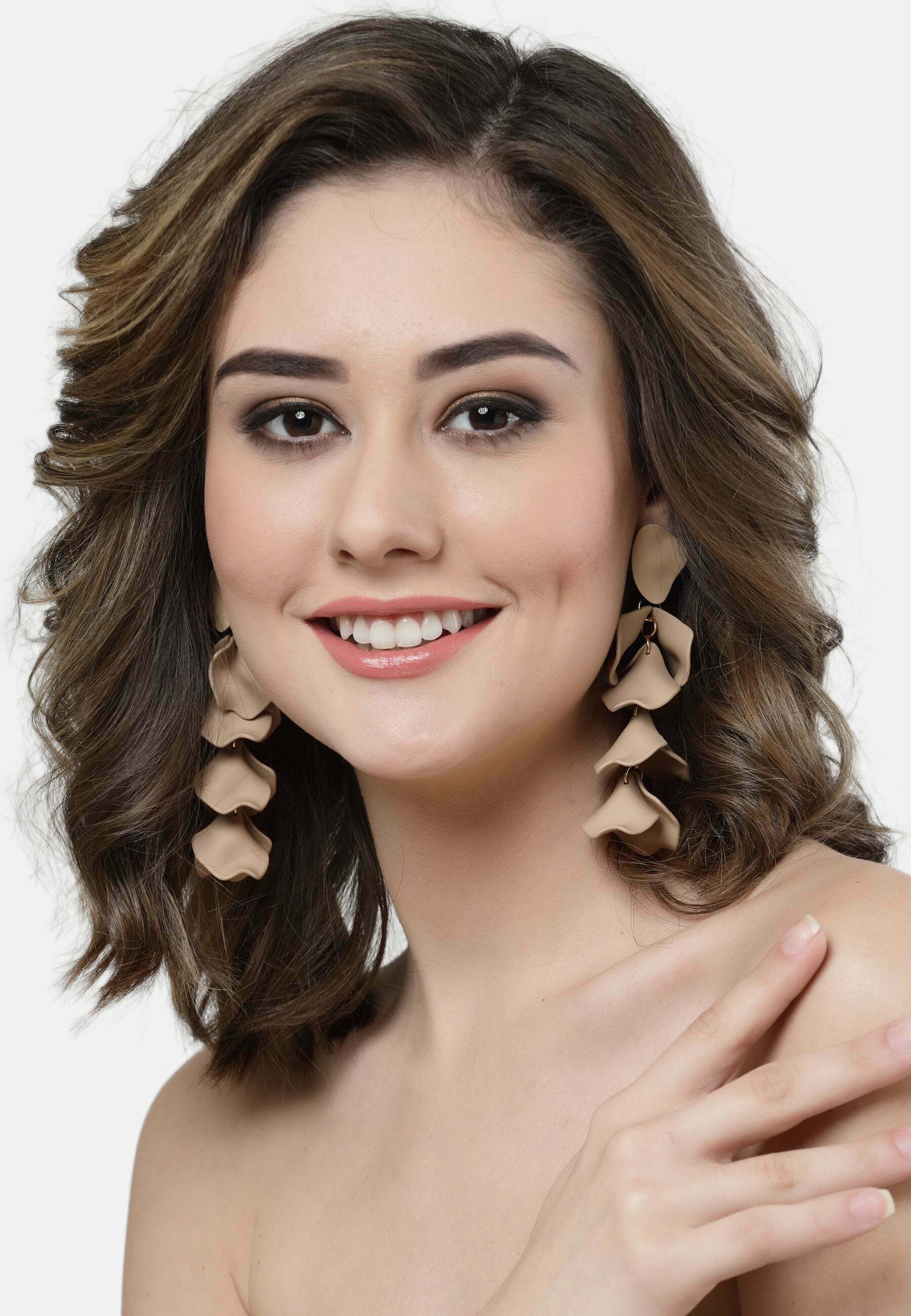 Avant Garde Paris LUXURY STATEMENT PETALS SHAPE Korvakorut Beige Avant Garde Paris LUXURY STATEMENT PETALS SHAPE Korvakorut Beige