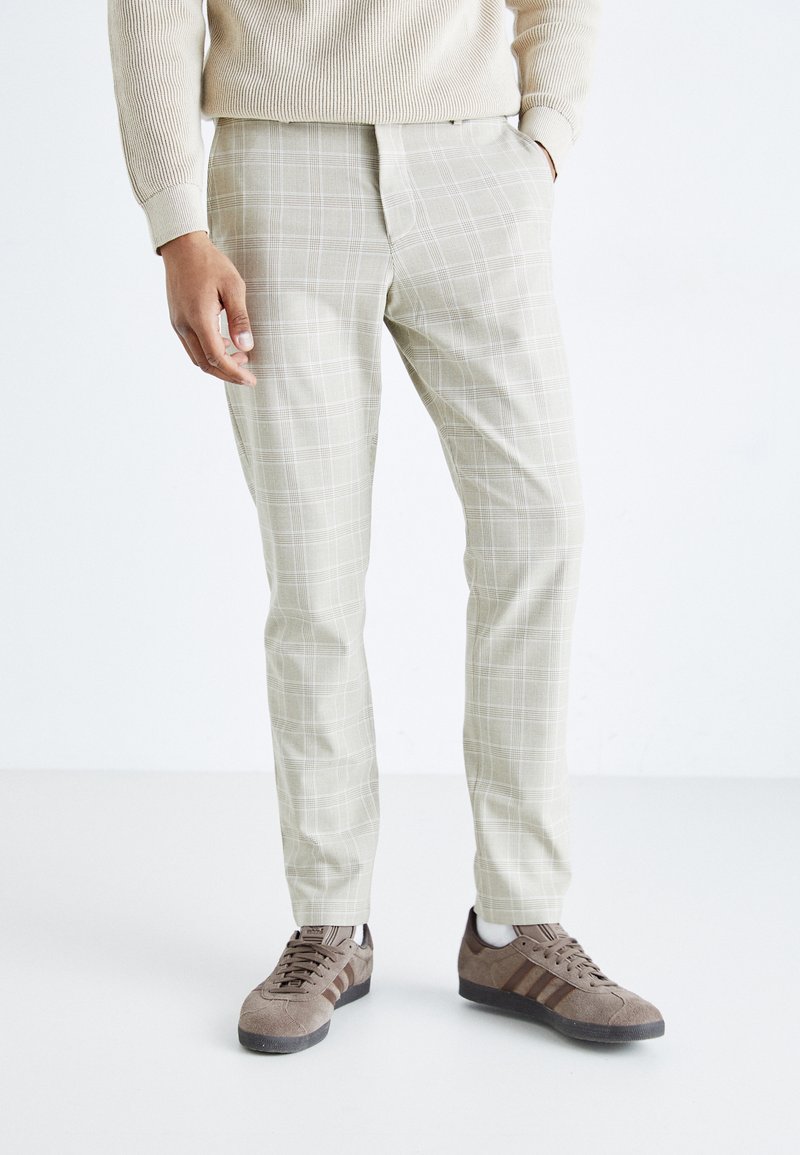 Selected Homme SLHSLIM ROBERT DES FLEX PANTS - Chino - sand - Zalando.at