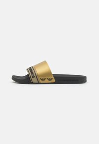 EA7 Emporio Armani SPORT TAPE SLIDE UNISEX - Matalakantaiset pistokkaat - black/gold/musta ...