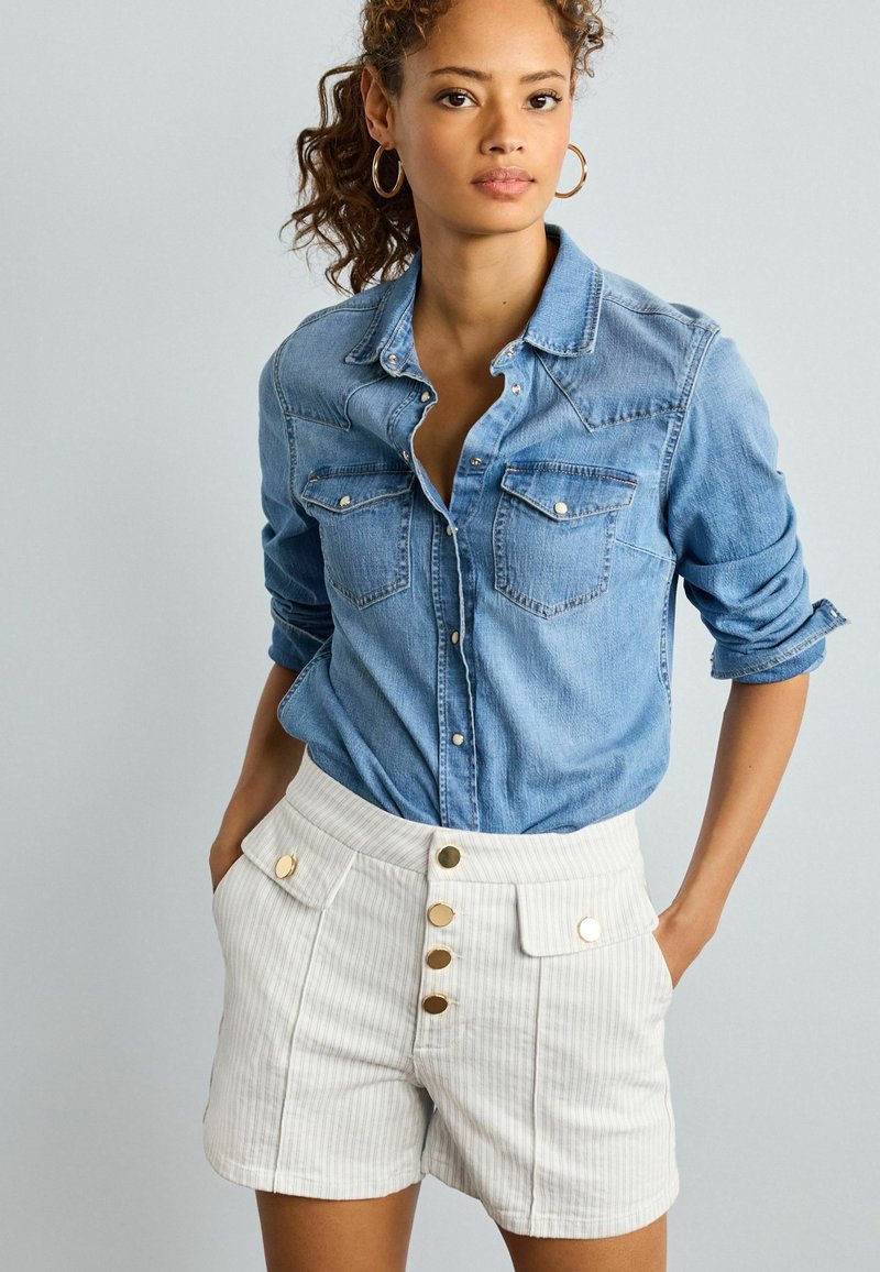 Next GOLD BUTTON DETAIL DENIM SHORTS - Shorts vaqueros - white stripe ...