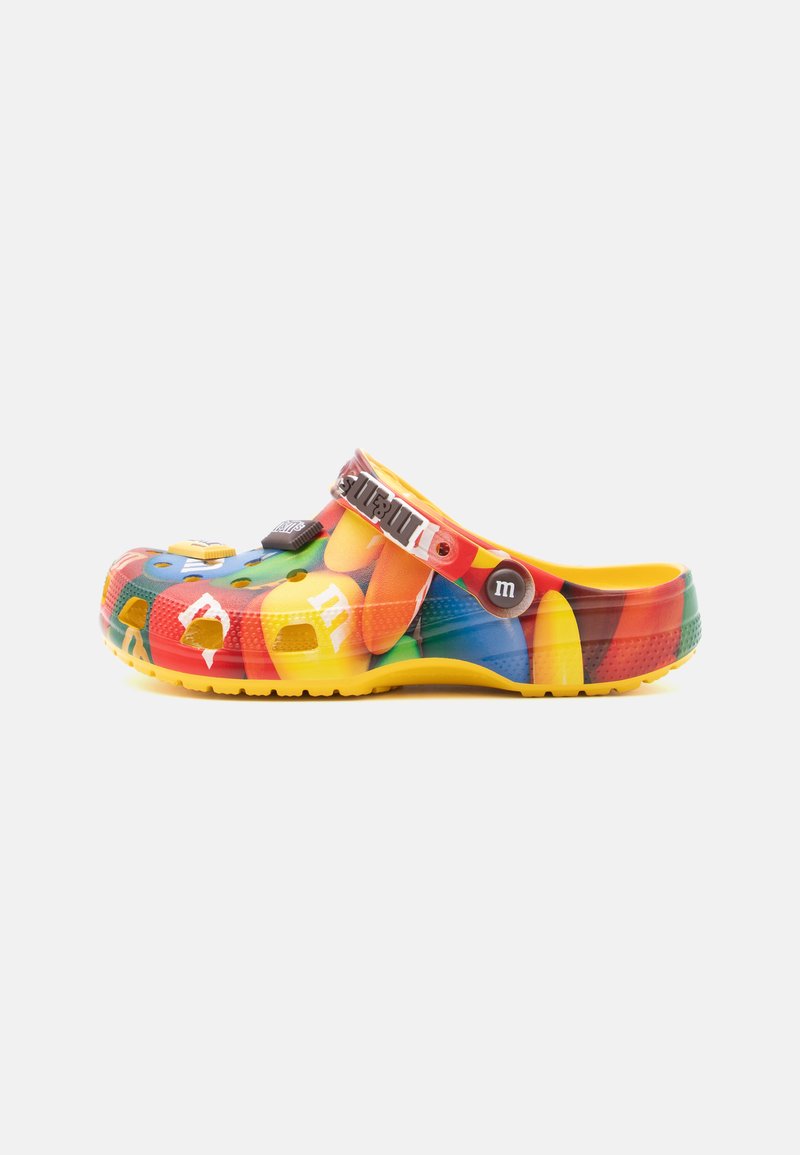 Crocs M&MS CLASSIC UNISEX - Slip-on sandaler - sunflower/multi-coloured ...