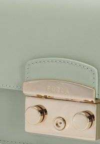 Furla METROPOLIS MINI - Umhängetasche - felce/hellgrün - Zalando.at