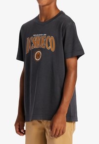 DC Shoes TUITION - T-Shirt print - ktew pirate black enzyme wash ...