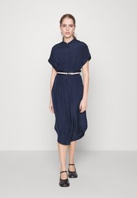 Lauren Ralph Lauren Petite TYCENDA SHORT SLEEVE DAY DRESS - Vestido camisero - refined navy/azul ...